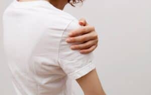 Shoulder Pain When Running: 4 Common Injuries + Prevention Tips