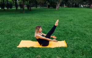 The 6 Best EMOM Workouts For Endurance, Strength, + Muscle Gain