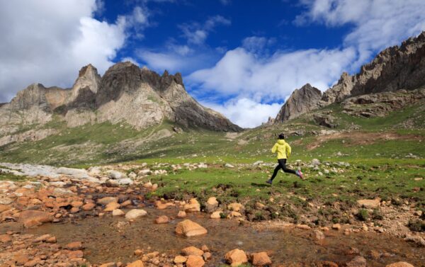 Running At Altitude: How To + 4 Performance Benefits For Runners