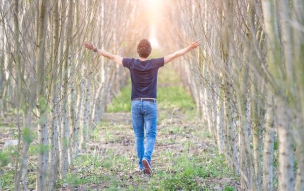 What Is The Silent Walking Trend? The Legit Mental + Physical Benefits