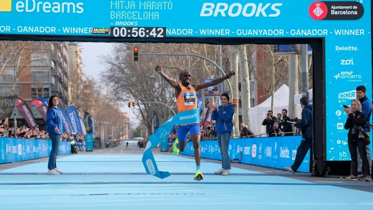 Jakob Ingebrigtsen Runs 7:54.10 To Shatter 2-Mile World Record